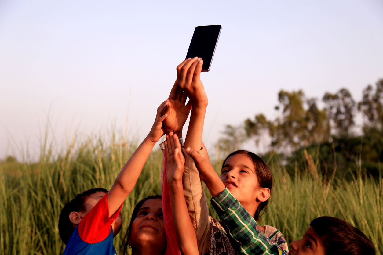 India raises record revenue as 700 MHz spectrum goes unsold ...
